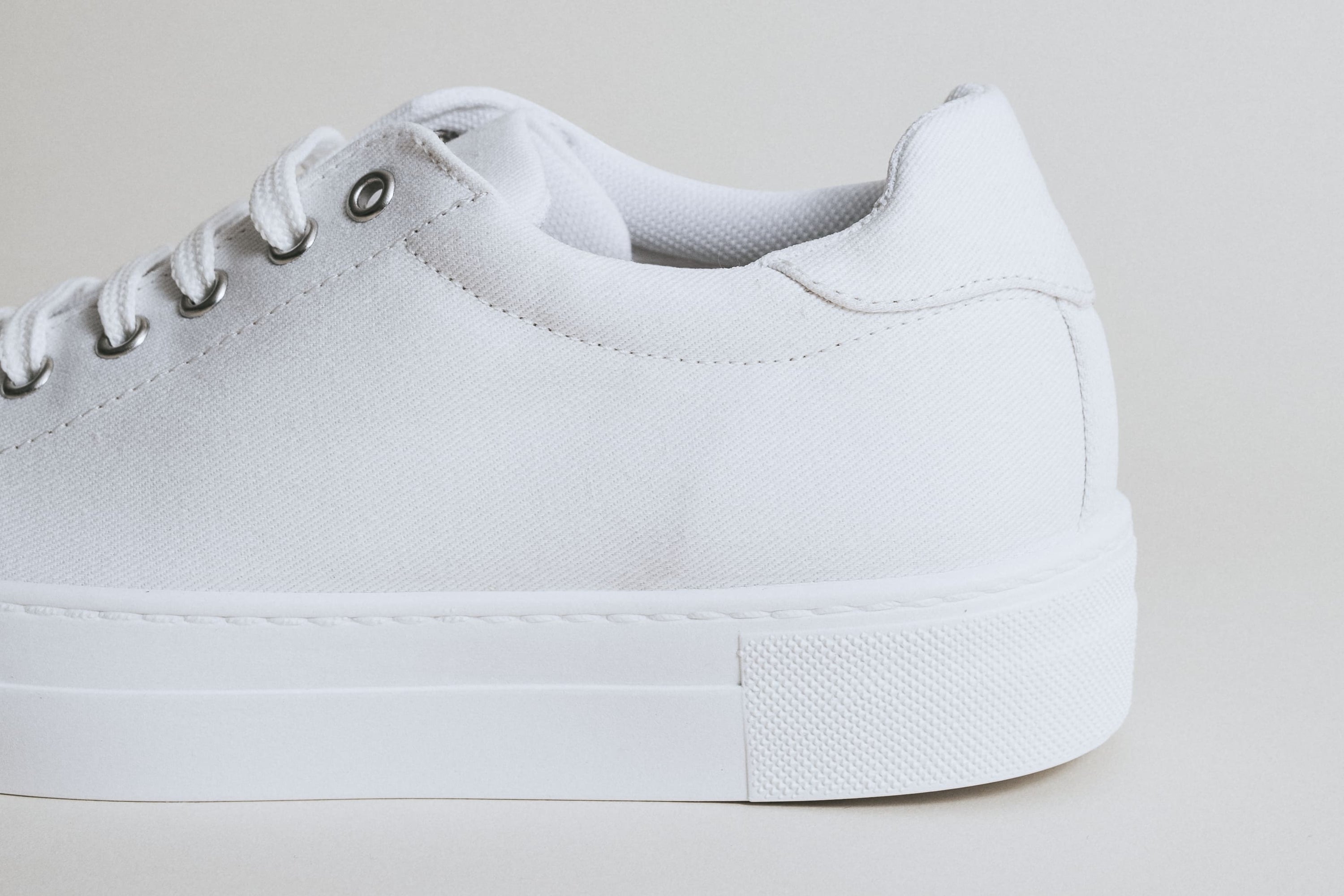 Curățare adidași albi pânză: Ghid pentru sneakers impecabili | Finery